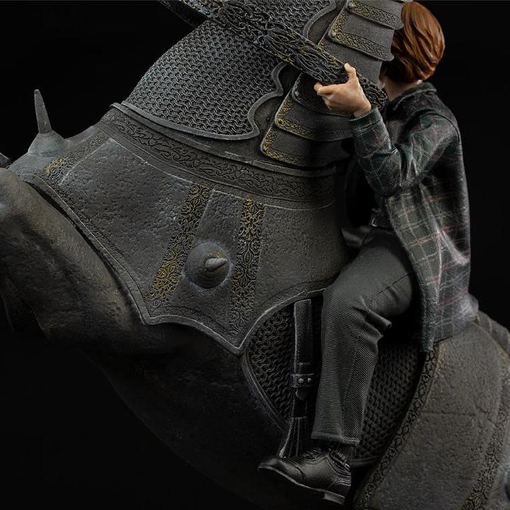 Iron Studios Harry Potter - Ron Weasley at the Wizard Chess Statue ...