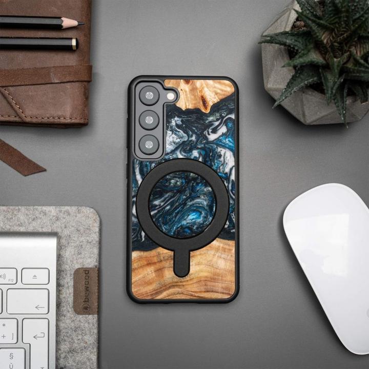 Bewood Unique MagSafe Planet Earth case made of wood and resin for ...